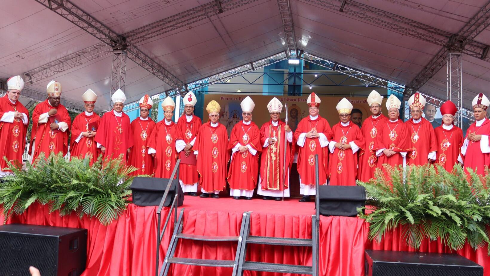 Monseñor Faustino Burgos Brisman es instalado obispo de Baní
