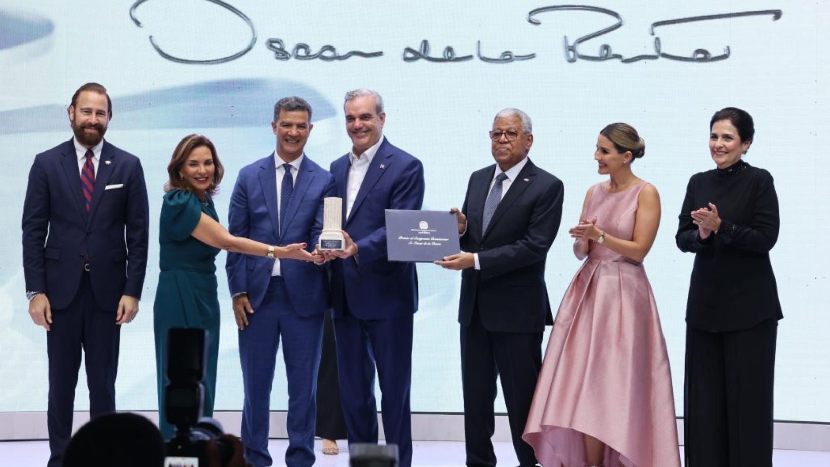 Abinader encabeza entrega del premio Oscar de la Renta