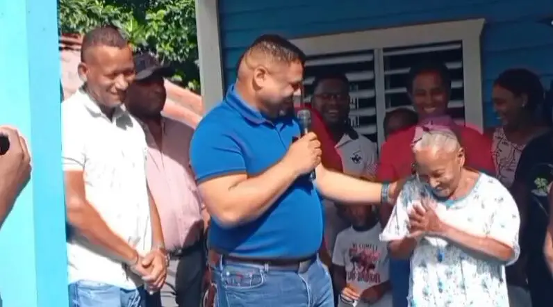 Junta Municipal de La Cuaba entrega vivienda a señora de 80 años