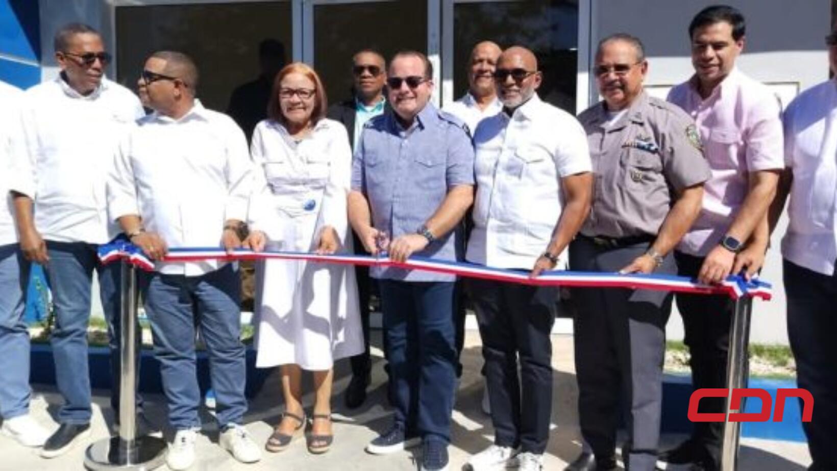 Gobierno inaugura moderno destacamento policial en Barahona