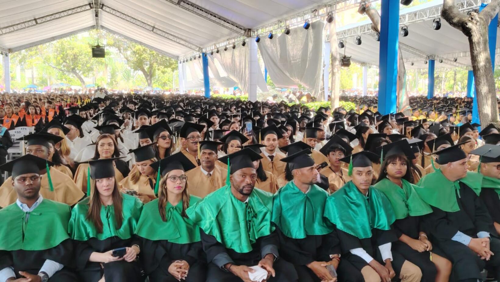 UASD entrega títulos a 2,432 nuevos profesionales