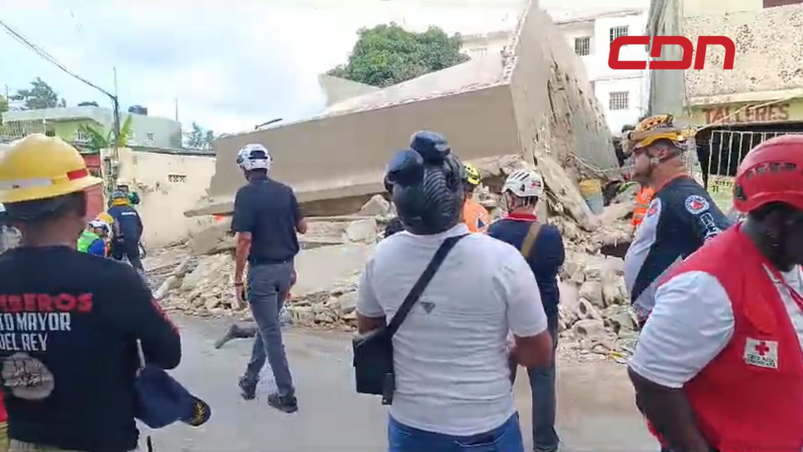 Dos personas rescatadas tras derrumbe de edificio en La Romana