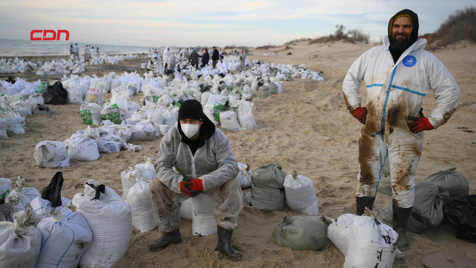 Retiran del mar Negro miles de toneladas de arena contaminada