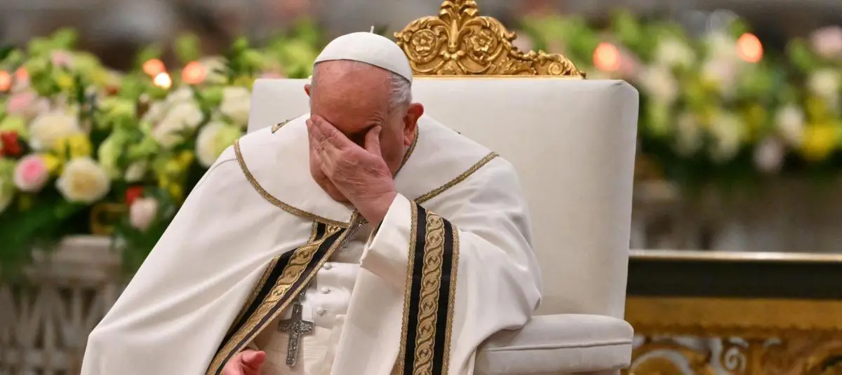 El papa Francisco mejora, pero "no está fuera de peligro"