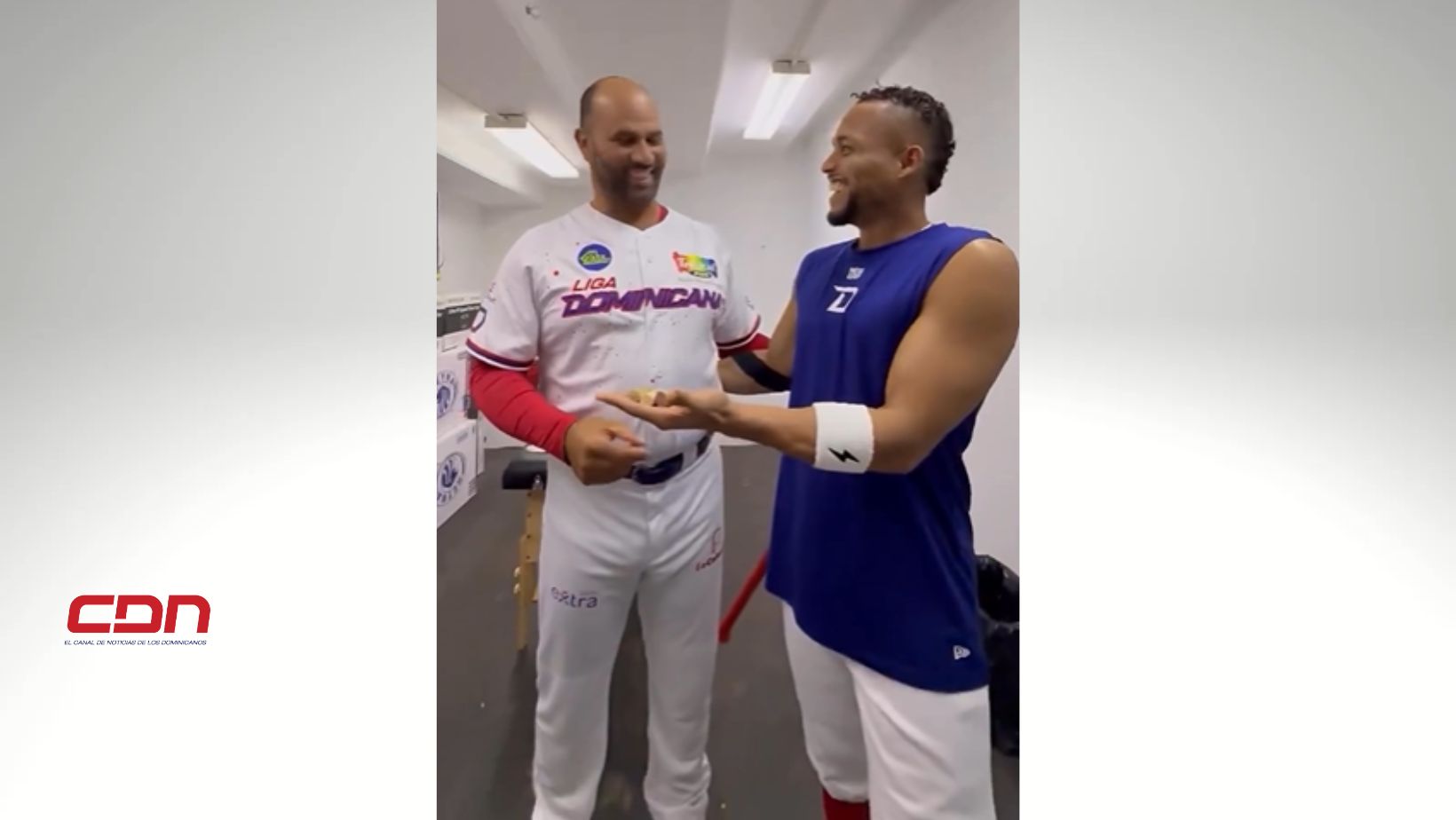 Gustavo Núñez "Pichito" le regala corchos a Albert Pujols