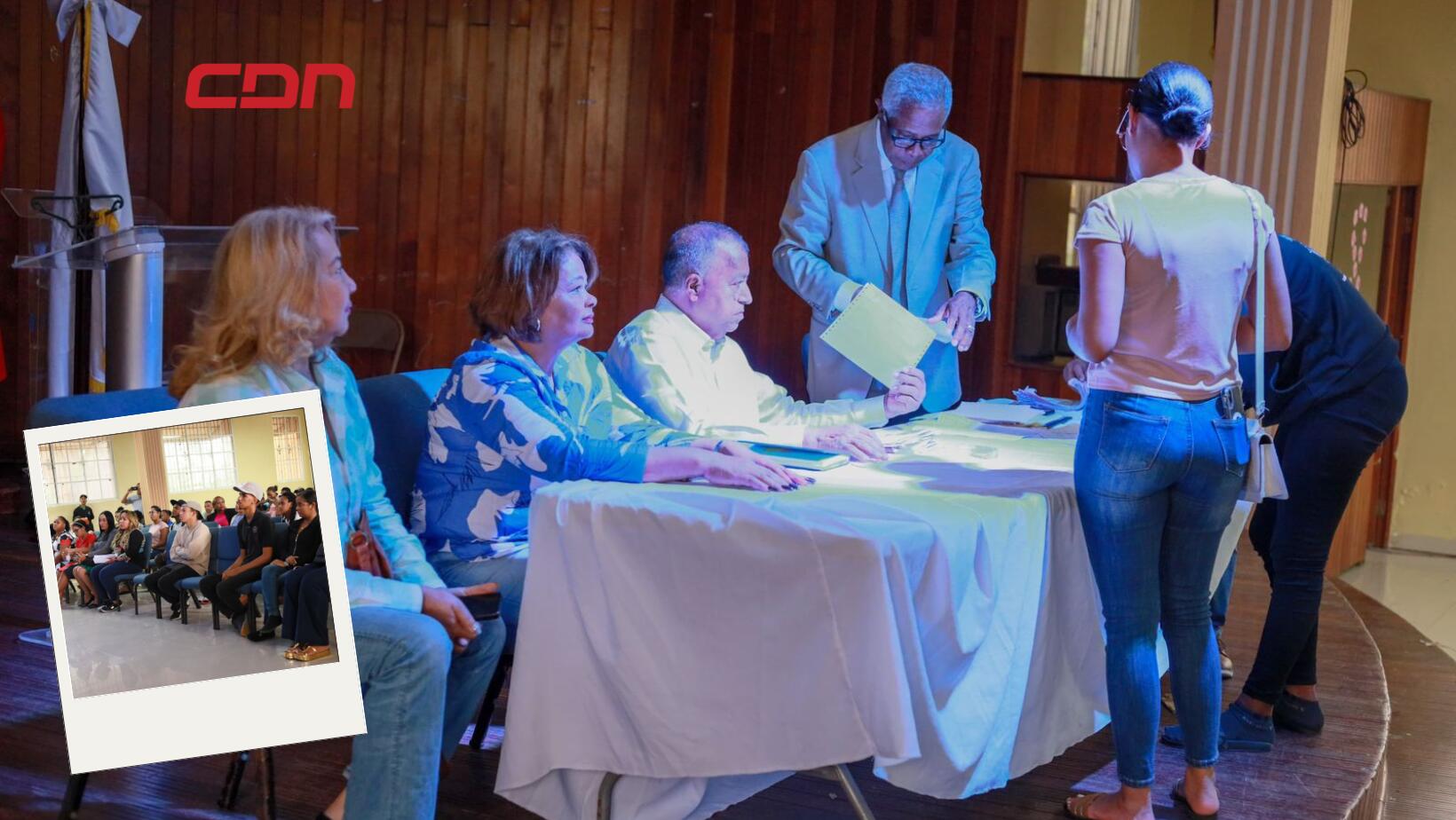 Nelson de la Rosa entrega ayudas a estudiantes de San Cristóbal