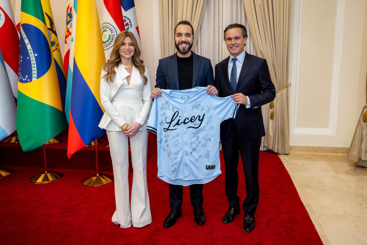 Nayib Bukele recibe chaqueta firmada por jugadores de los Tigres