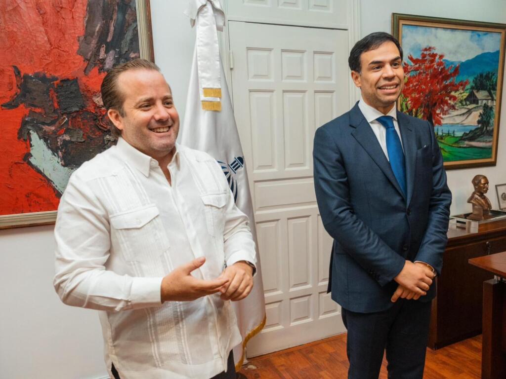 Paliza posesiona a Robertico Salcedo como ministro de Cultura
