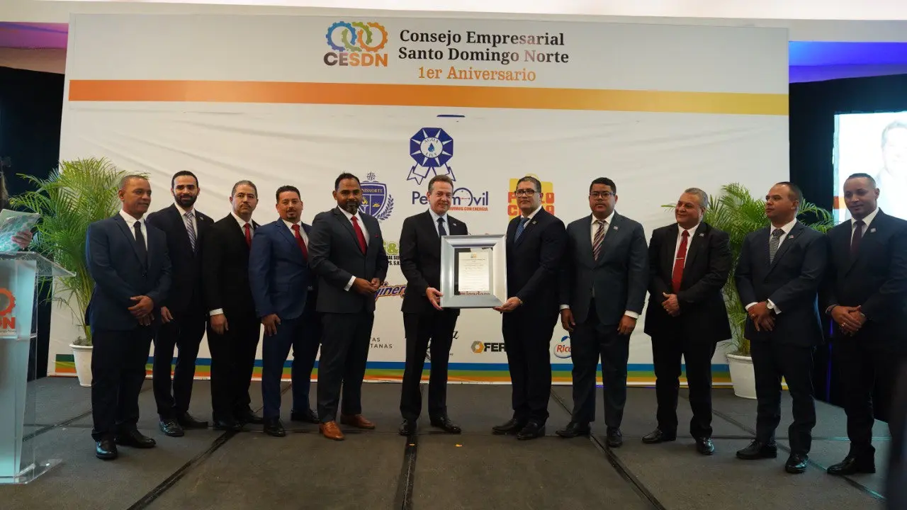 Reconocen Ito Bisonó por su visión y liderazgo en sector industrial