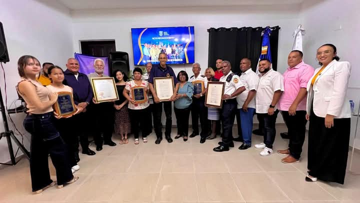 En Barahona rinden homenaje a cuerpo de bomberos