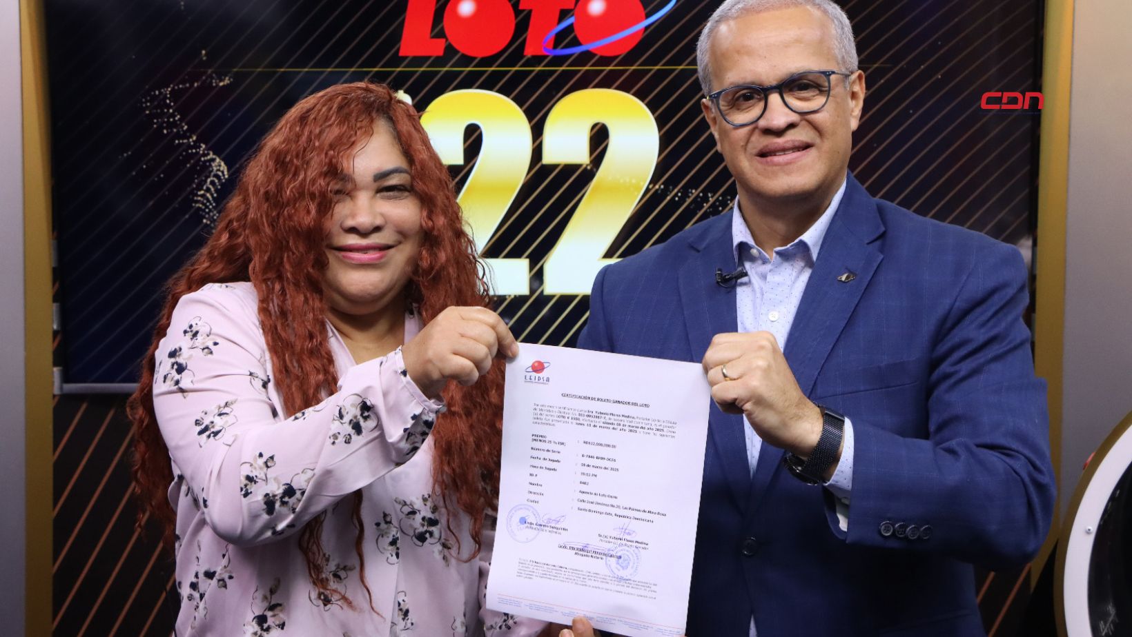 Leidsa entrega certificado a enfermera ganadora de 22 millones