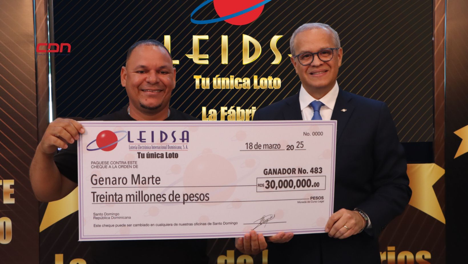 Leidsa entrega 30 millones a camarero ganador del Loto