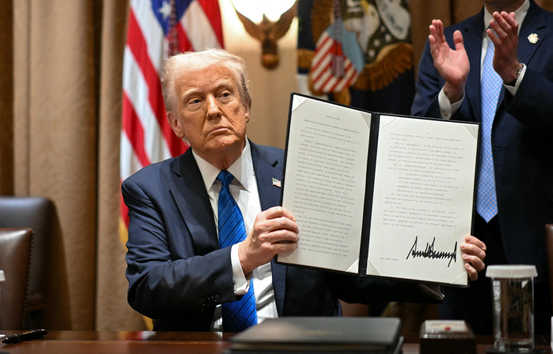Trump firma decreto para reforma de proceso electoral en EE. UU.