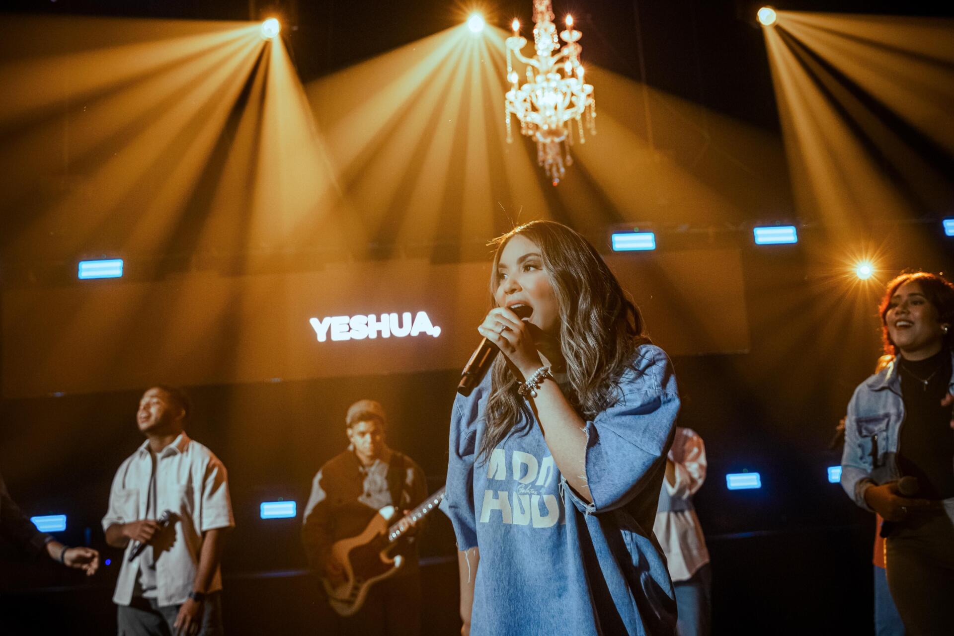 Alison presenta su nuevo sencillo "Lo llenas todo" con Grupo Hope