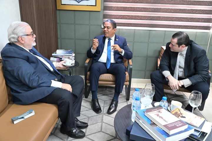 Diplomático Manuel Morales visita al senador Moisés Ayala