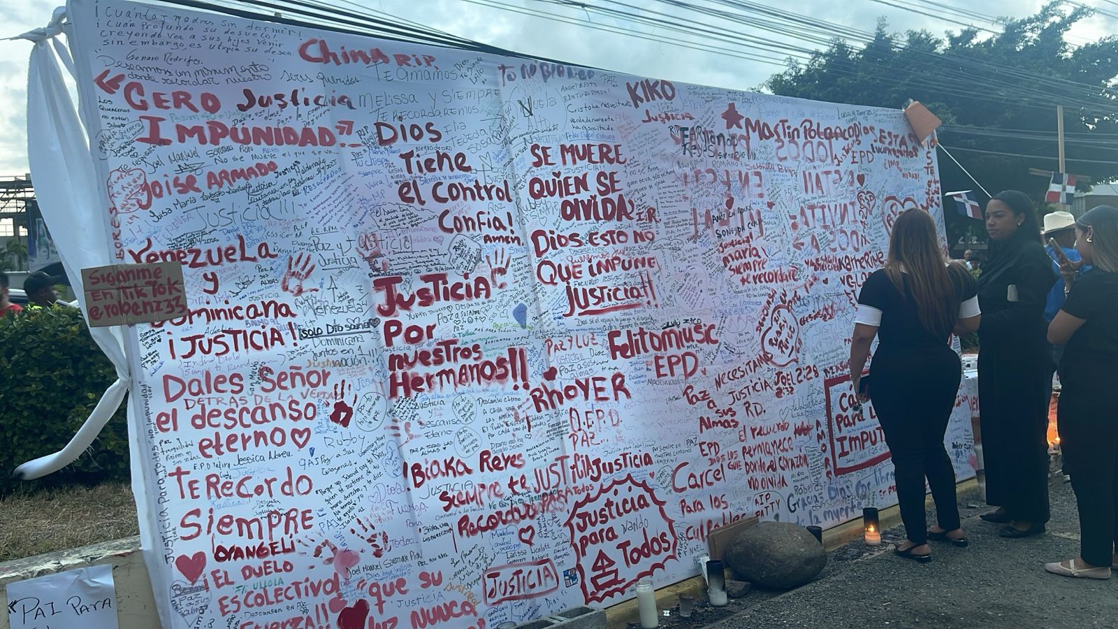 Crean un mural de amor en la zona cero de tragedia Jet Set