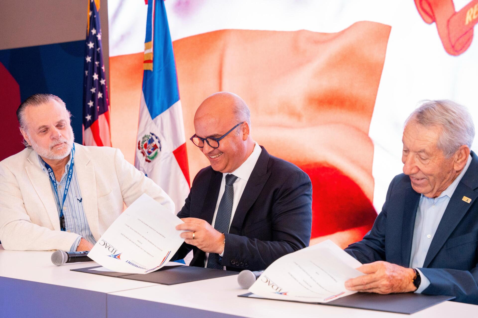 IDAC y Paramount Aviation Services firman acuerdo