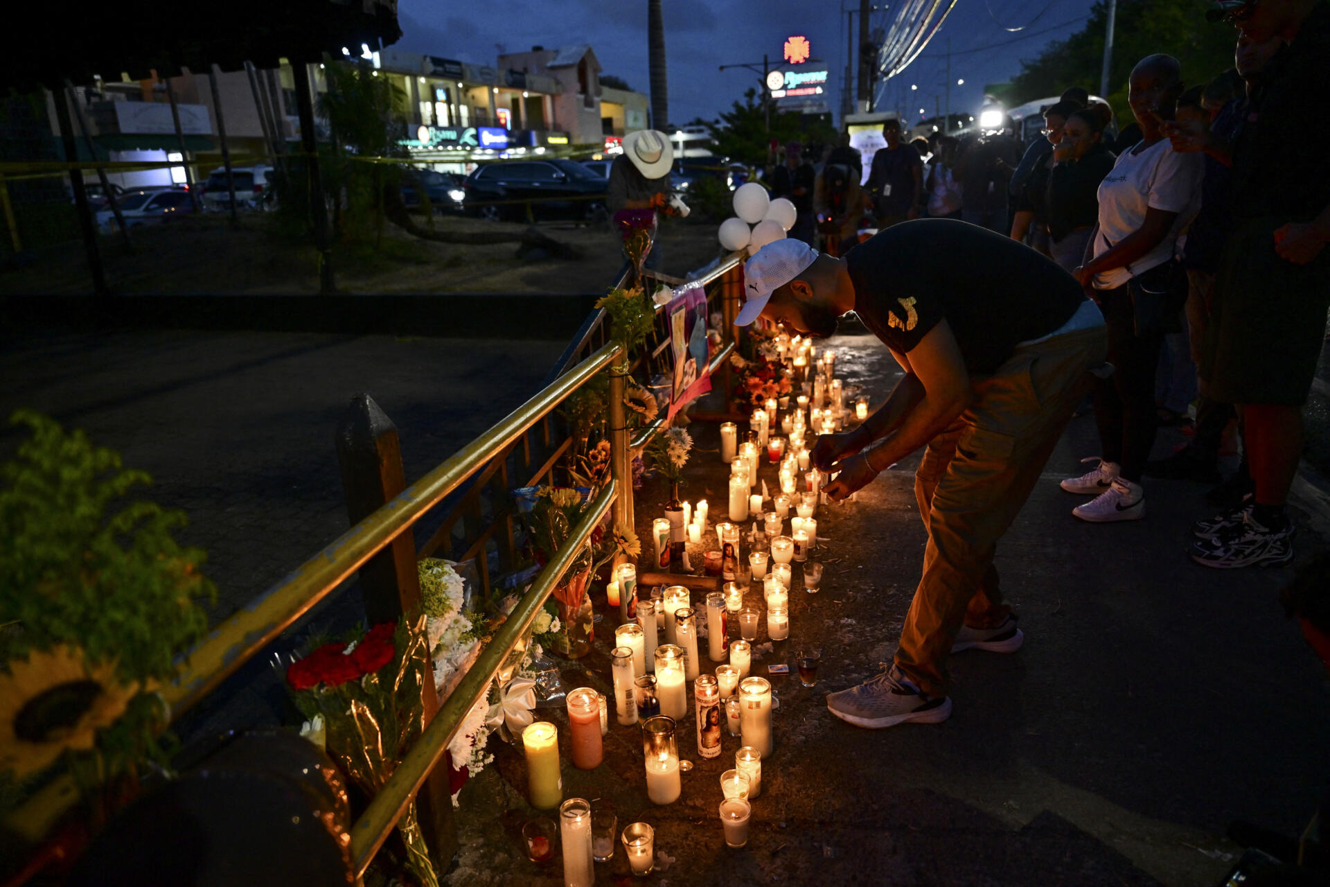 Realizan encendido de velas por víctimas del Jet Set