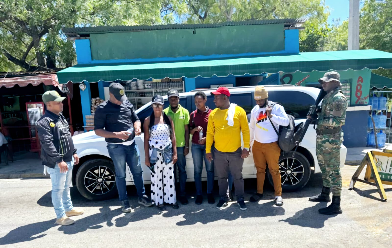 Conductor abandona yipeta con 19 indocumentados