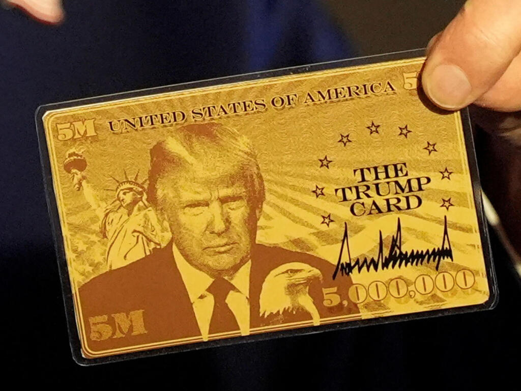 Trump presenta su "gold card" para millonarios con su cara