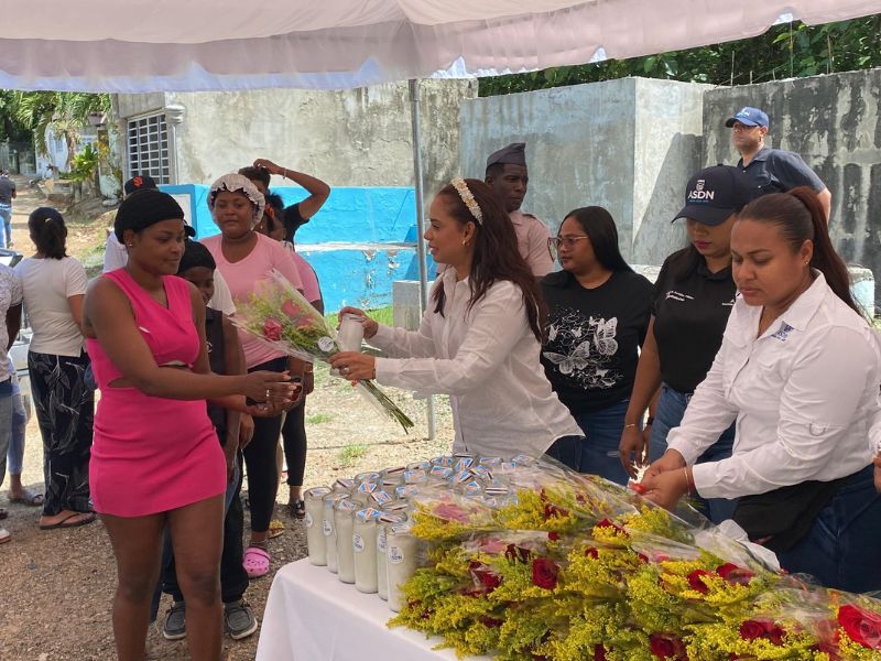 Betty Gerónimo entrega flores en cementerios de SDN