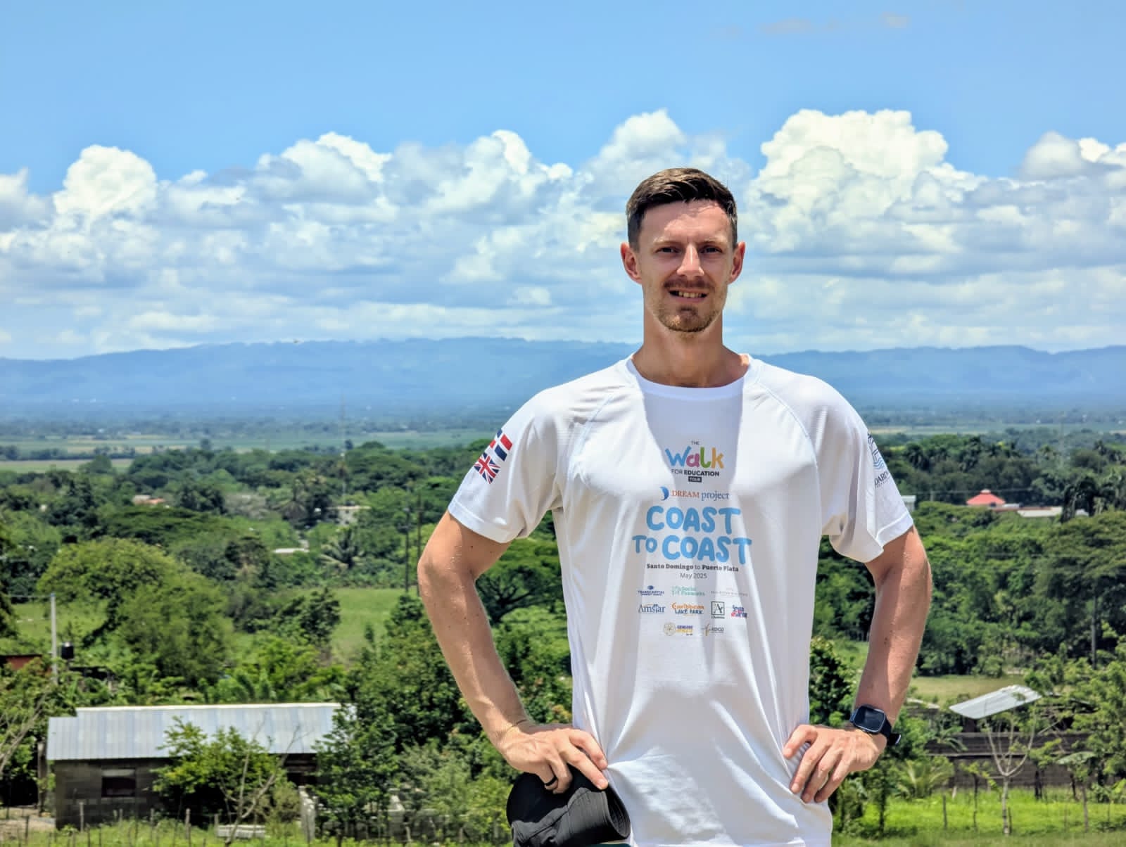 Británico Callum Bates recauda fondos caminando a Puerto Plata