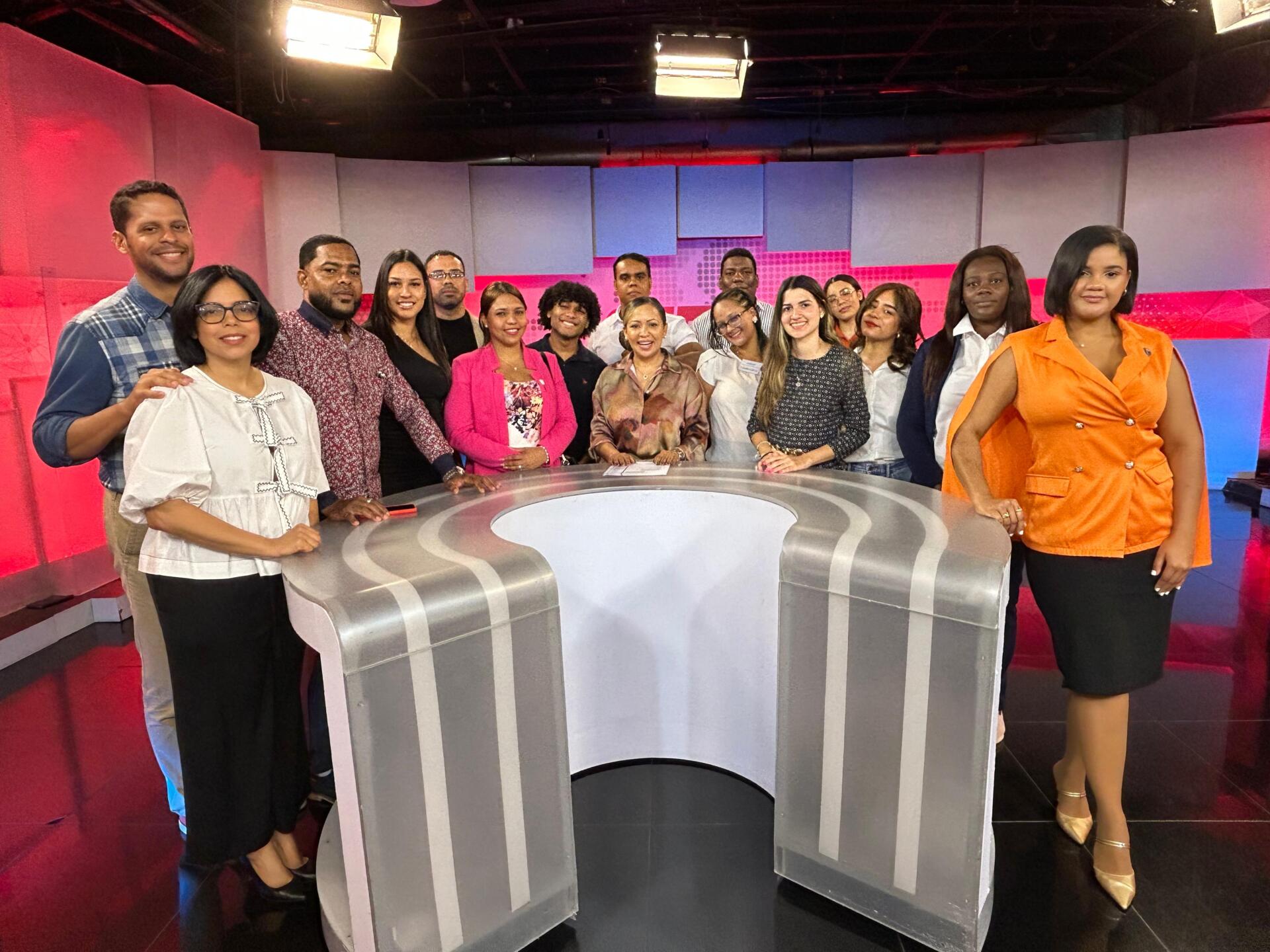 Estudiantes de Edoco visitan Multimedios del Caribe