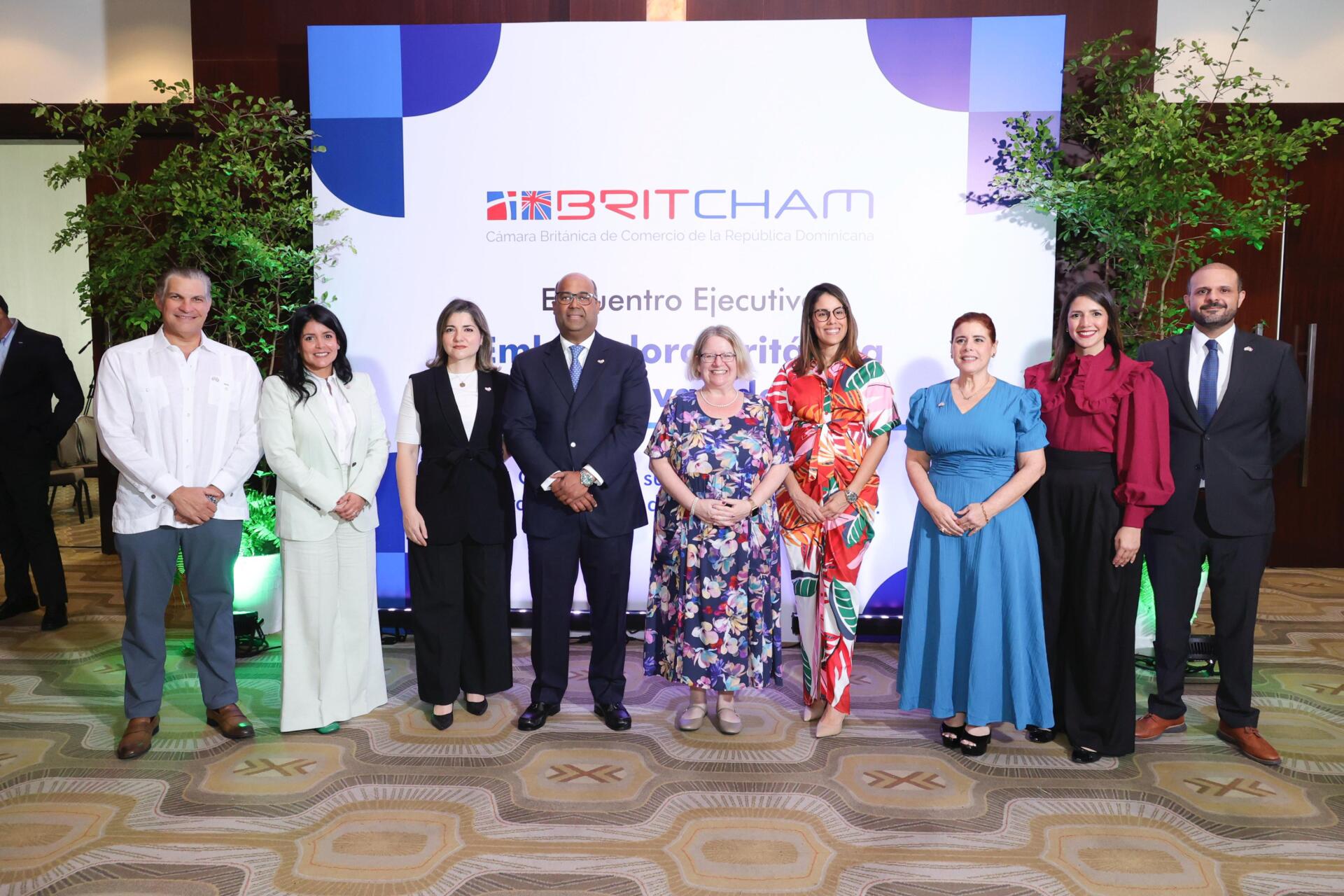 Embajadora Reino Unido presenta visión ante líderes dominicanos