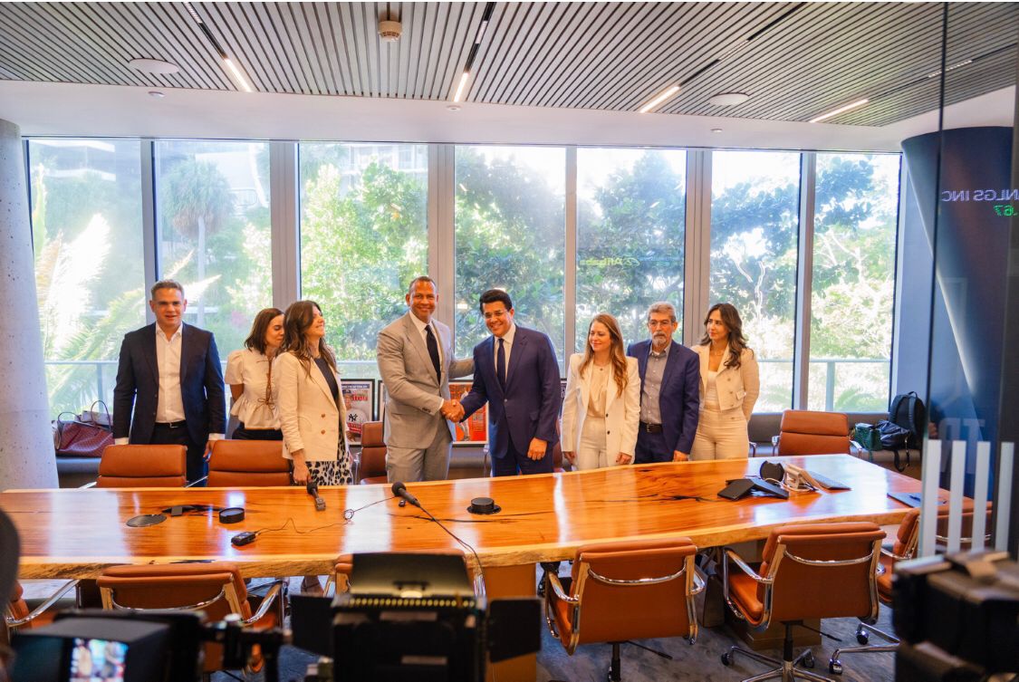 Collado y Alex Rodríguez anuncian inversión en Playa Grande