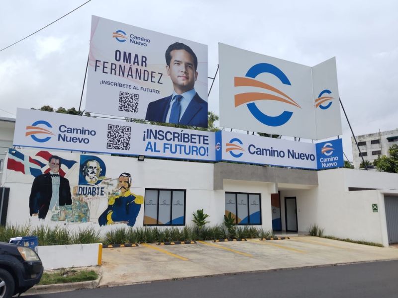 Camino Nuevo coloca valla con imagen de Omar Fernández