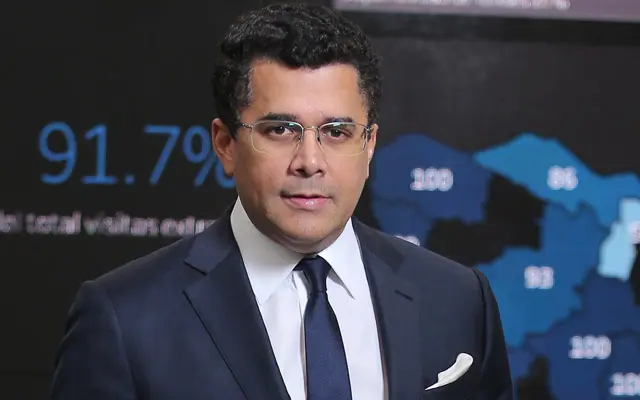 David Collado muestra avances del nuevo malecón de Haina