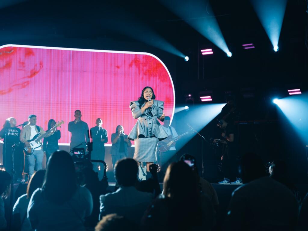 Chanel Novas convierte al auditorio Sambil en altar de adoración