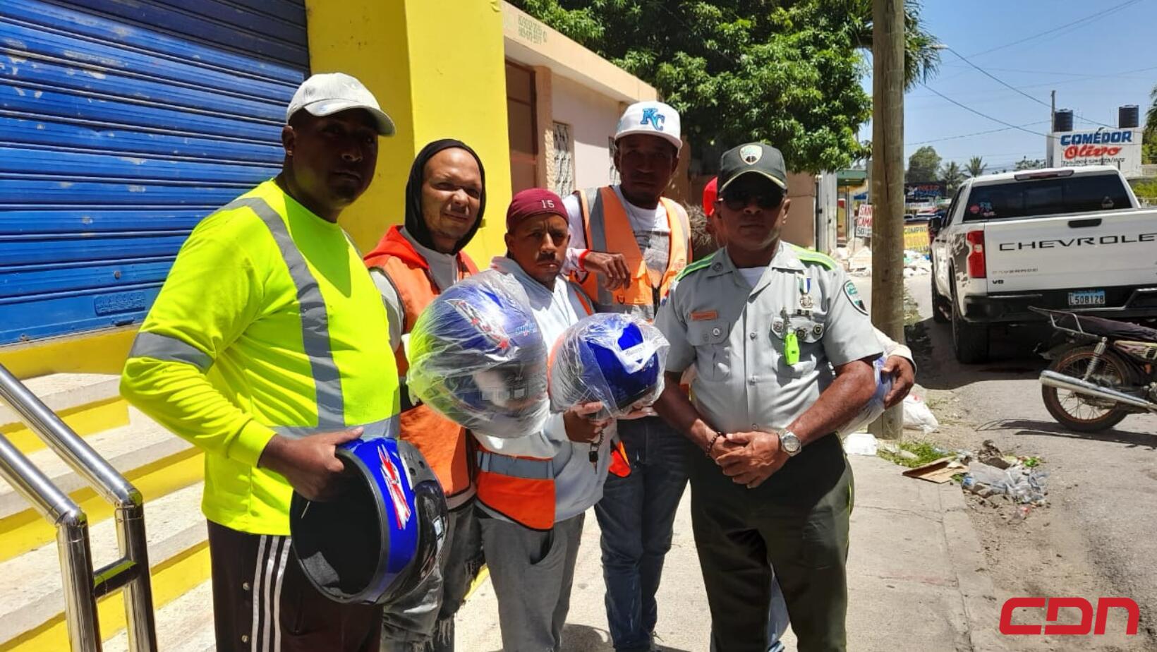 Digesett entrega cascos protectores a motoristas en Barahona
