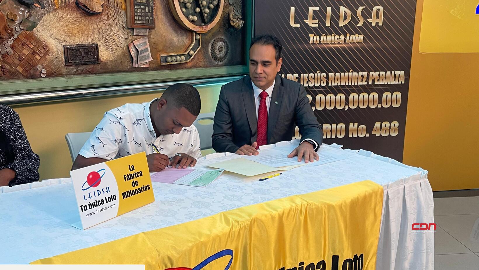 Leidsa entrega 22 millones al millonario 488 del Loto