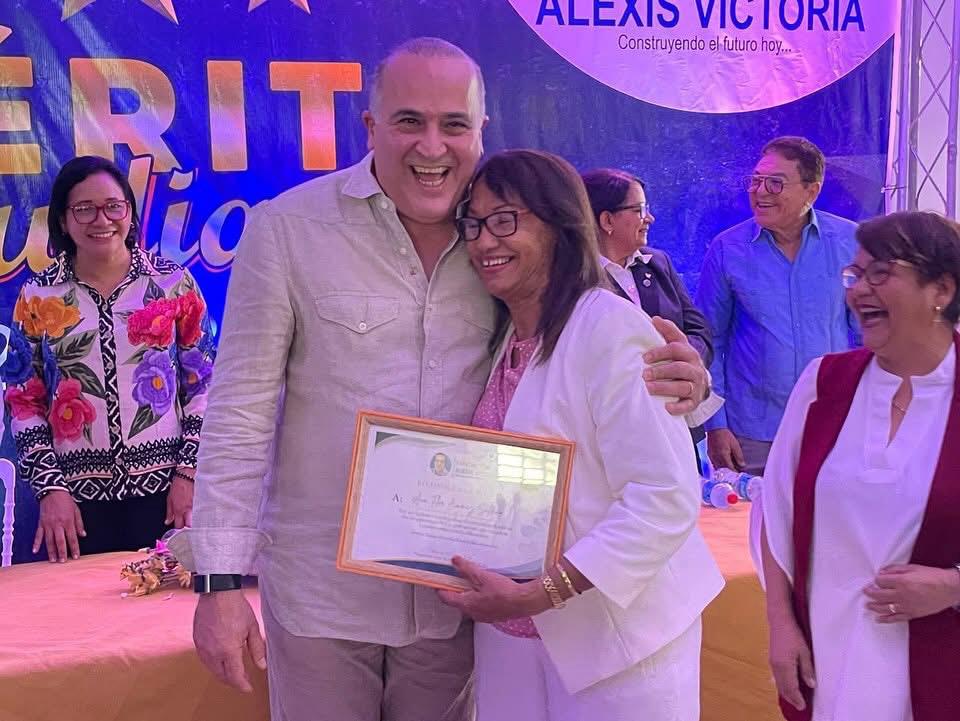 Senador Alexis Victoria entrega equipos tecnológicos a Bachilleres