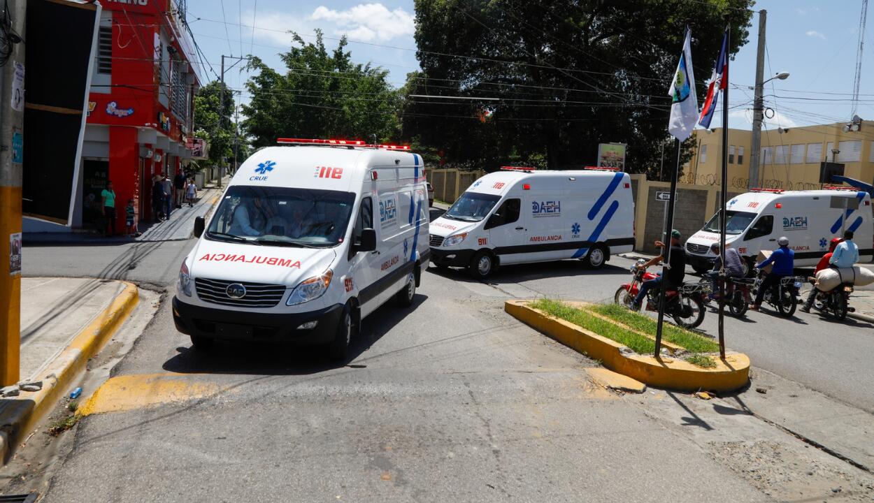 Sistema 911 entrega tres ambulancias en Santiago Rodríguez