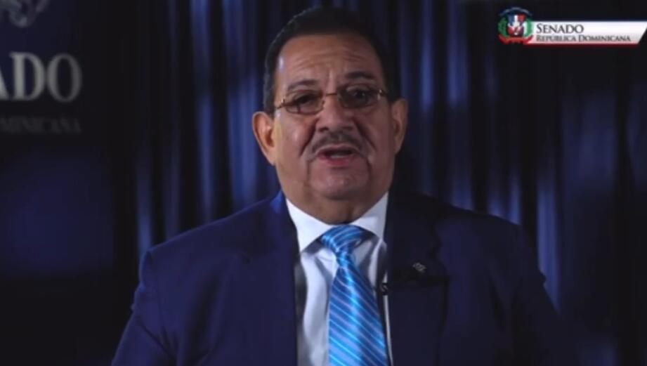 Senador Cristóbal Castillo gestiona donación de camión