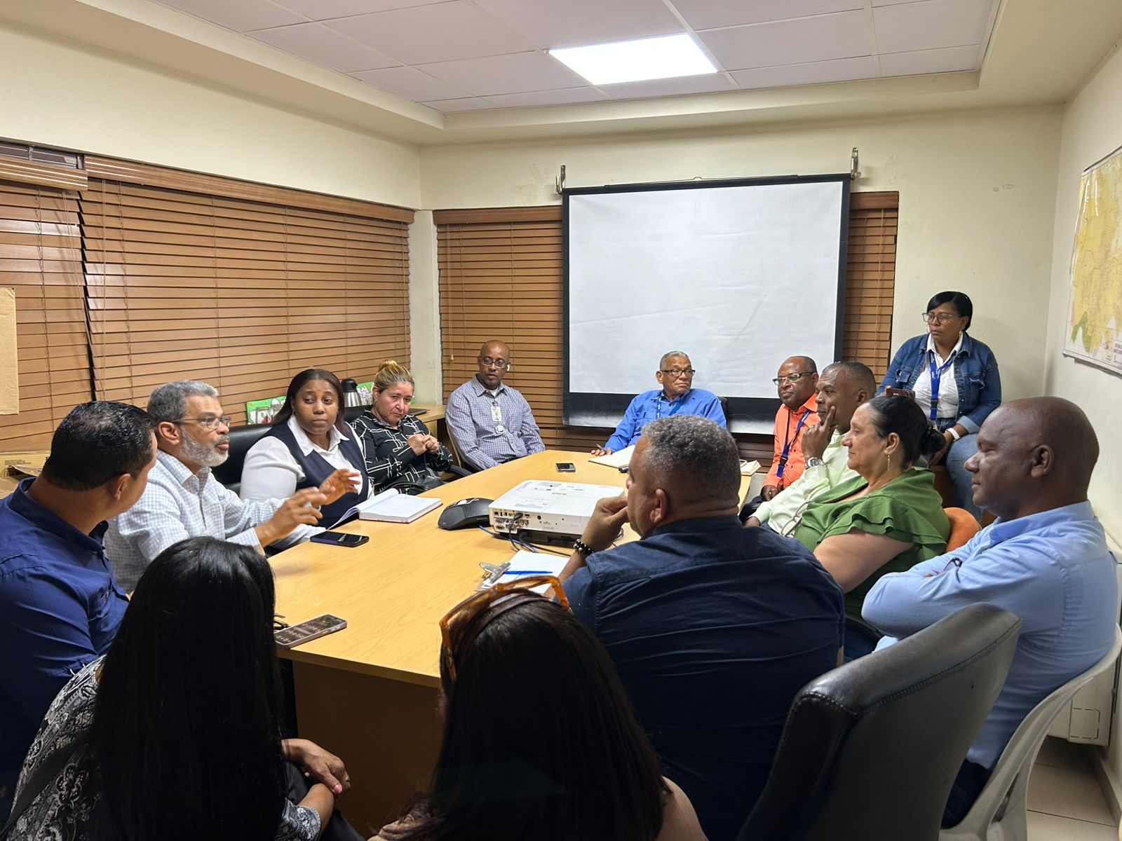 Edeeste se reúne con juntas de vecinos de residenciales