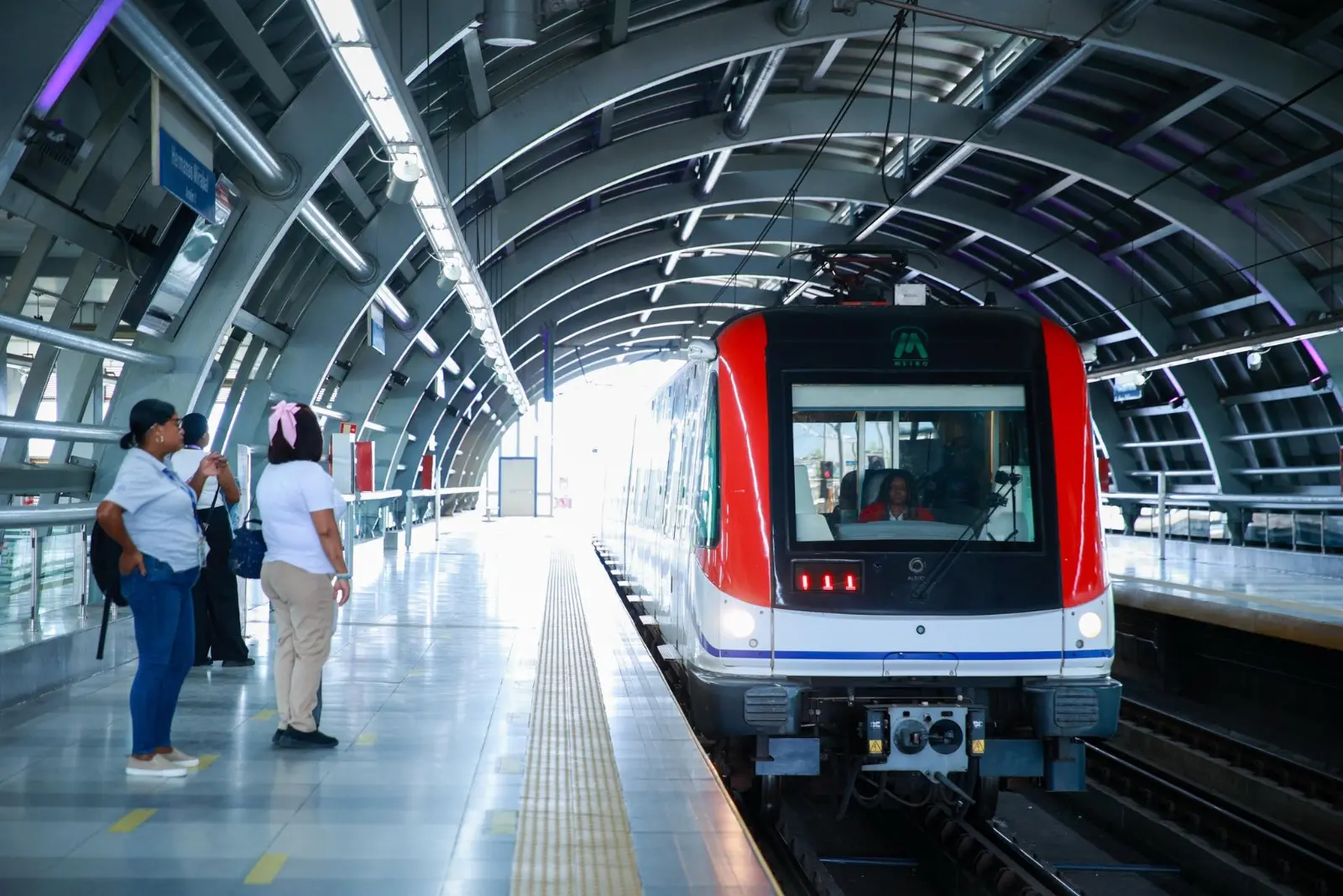 Usuarios del Metro valoran incorporación trenes de seis vagones