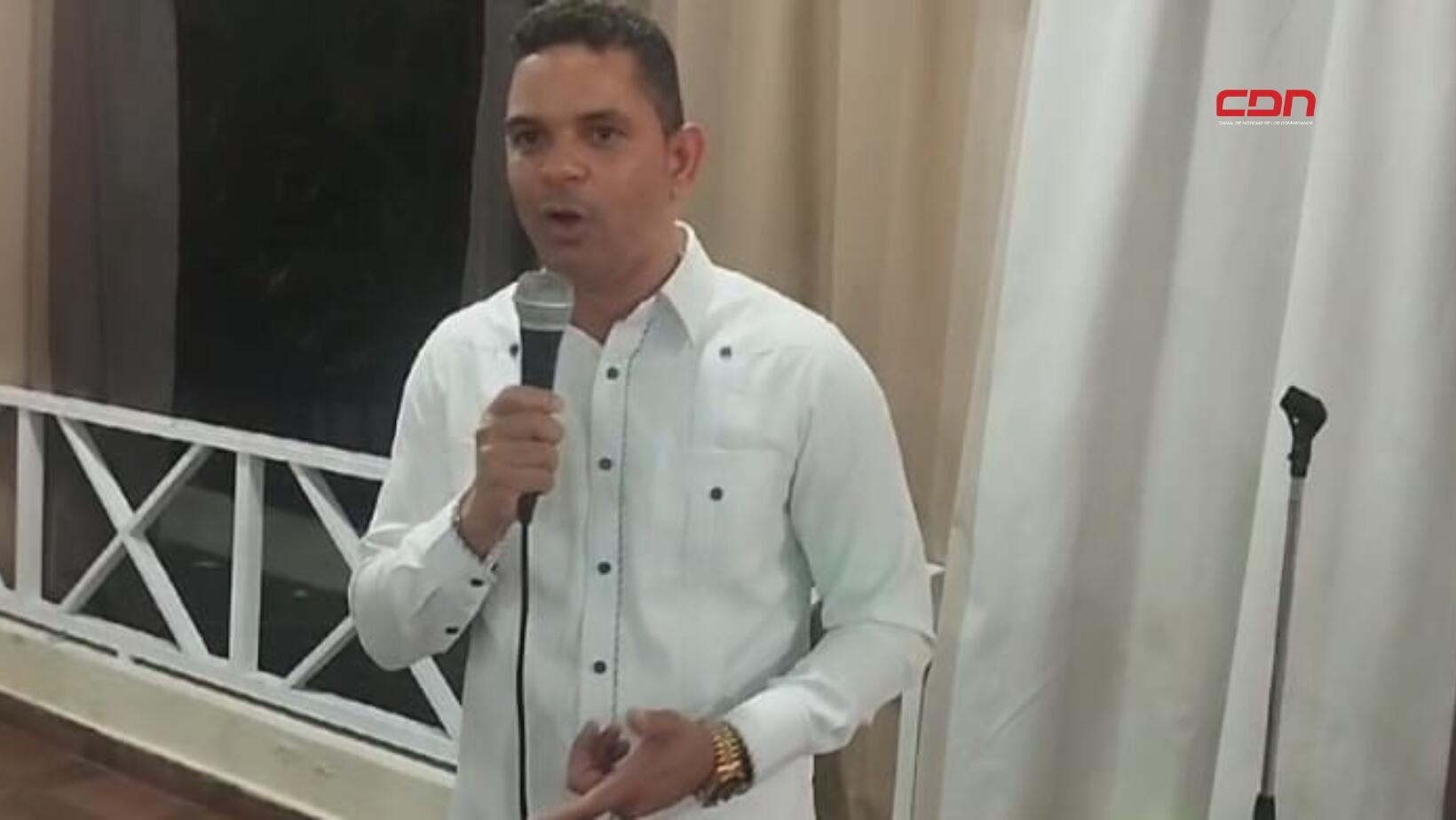 Regidor de Los Alcarrizos entrega útiles escolares