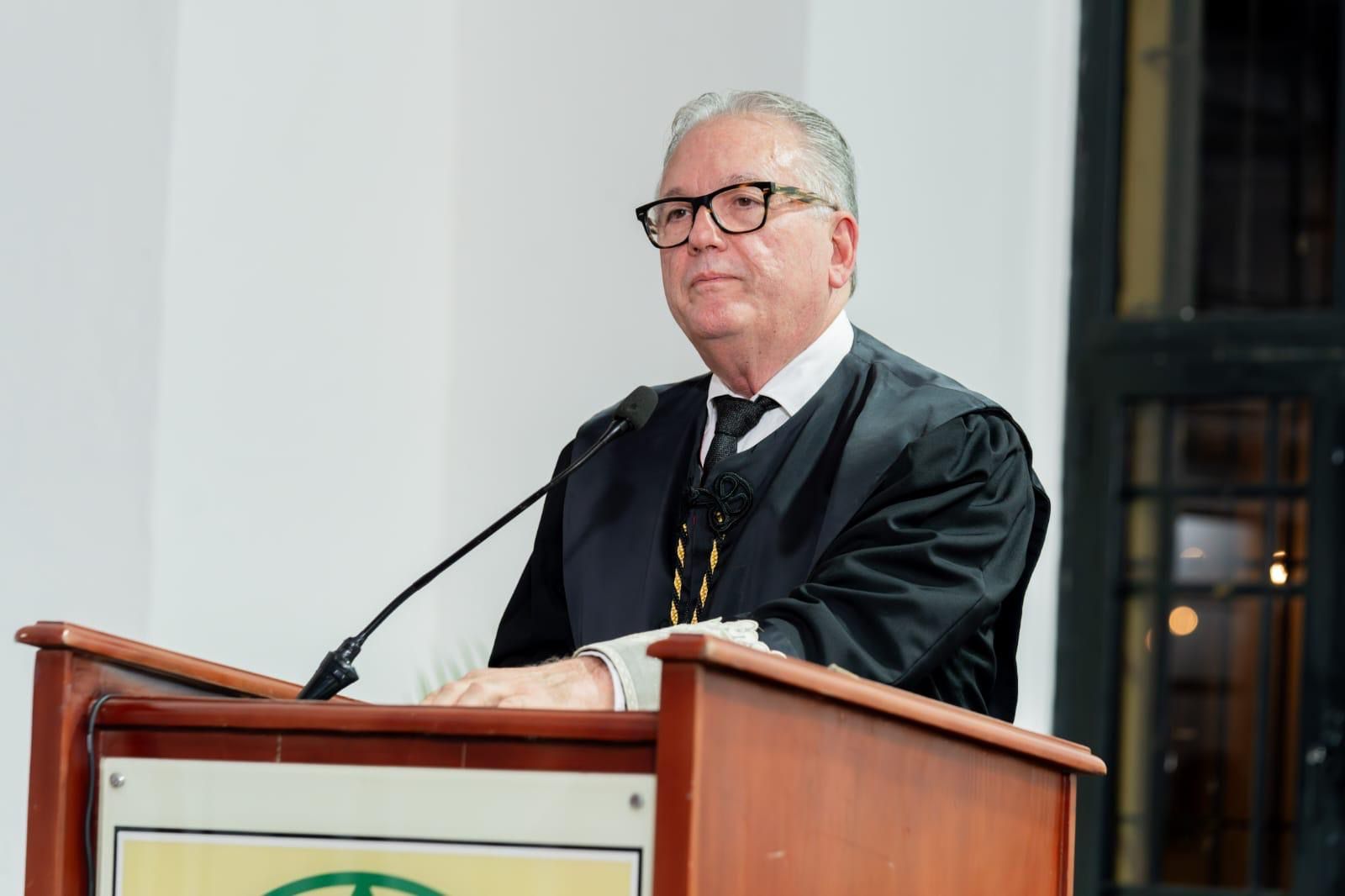 Academia de Ciencias inviste al jurista Antonio García Padilla