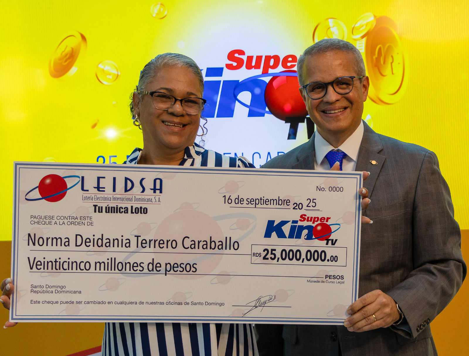 Leidsa entrega 25 millones a dominicana residente en New York