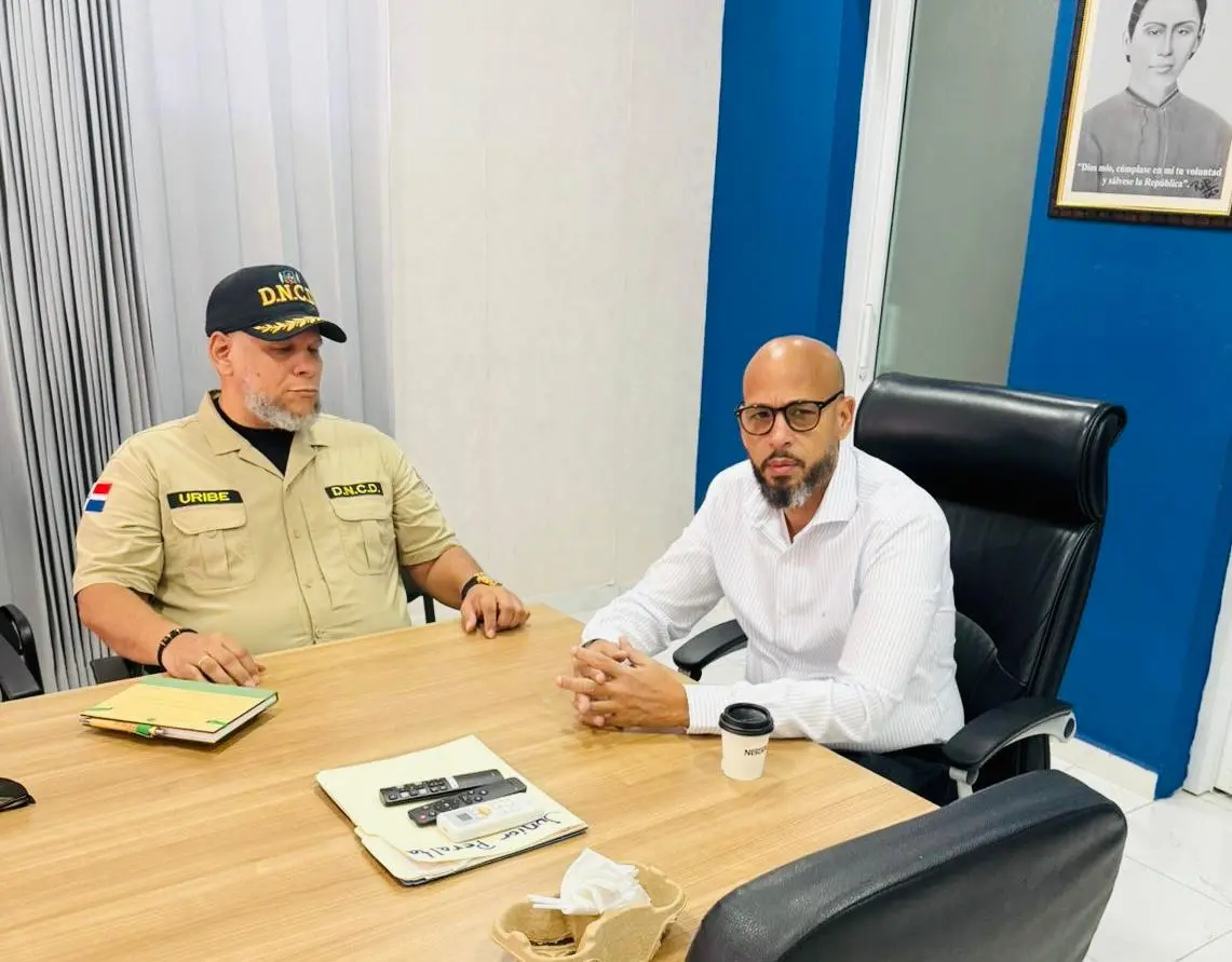 Agentes de la DNCD son captados tirando basura en Nagua