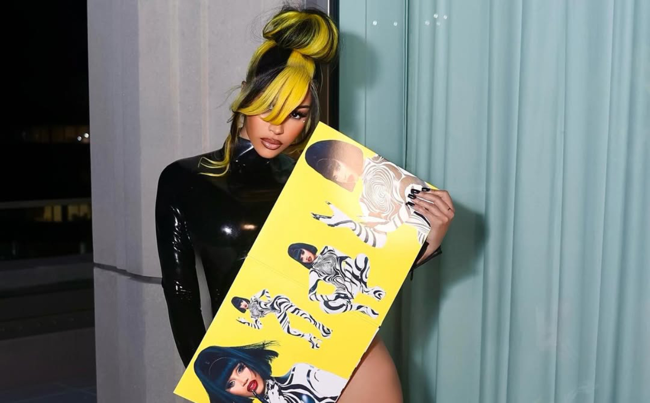 Cardi B posa atrevida con un body y botas altas de 1.500 dólares