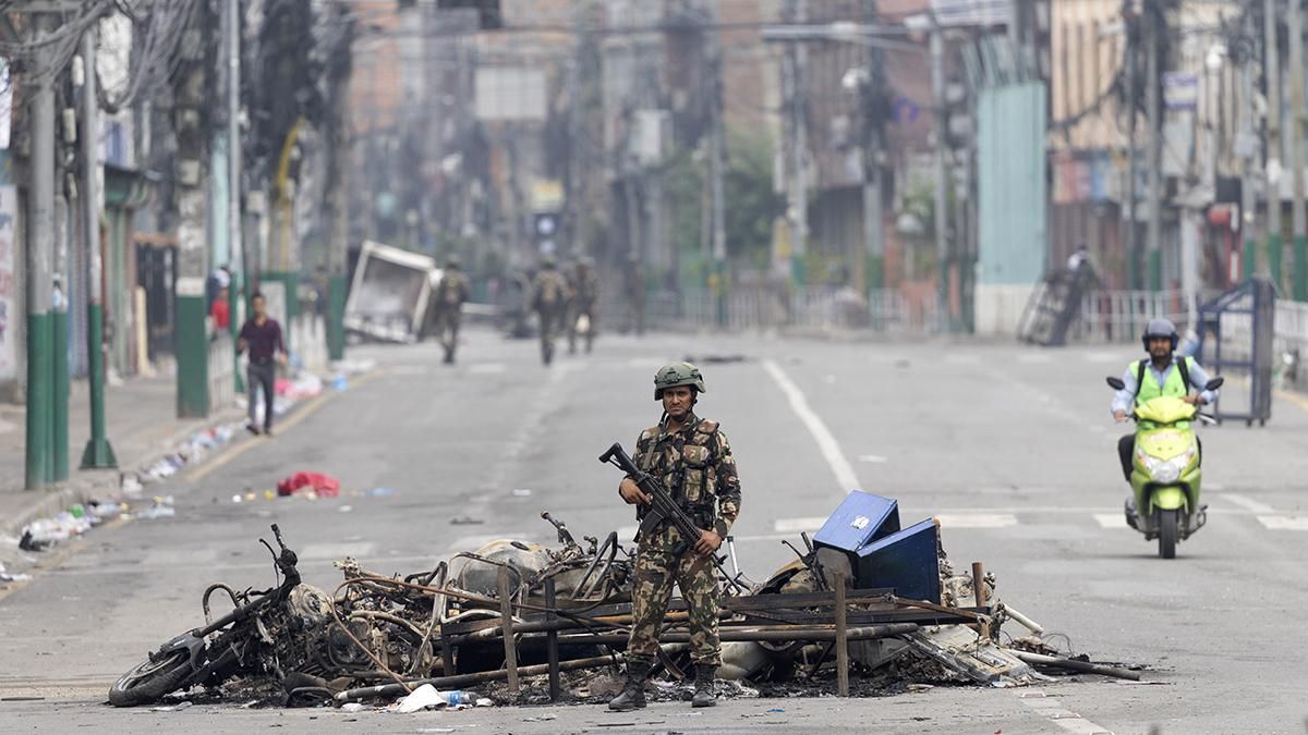 Nepal permanece bajo control militar y sin Gobierno