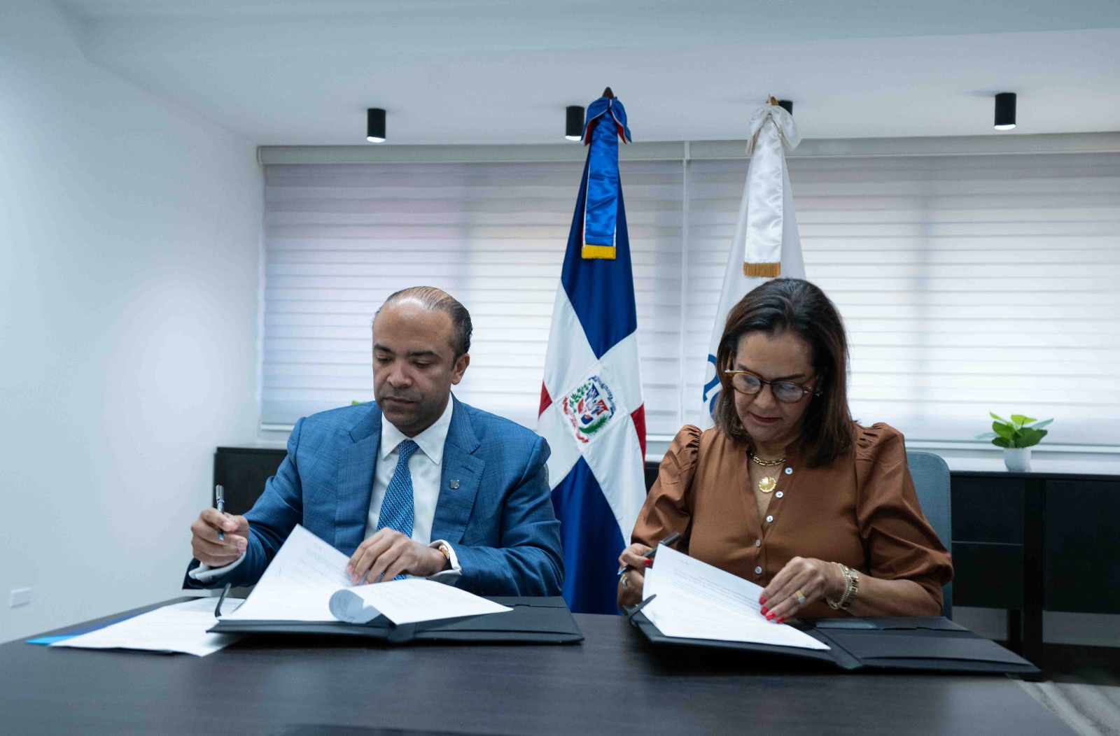 Refidomsa firma alianza con Amigos Contra el Cáncer Infantil