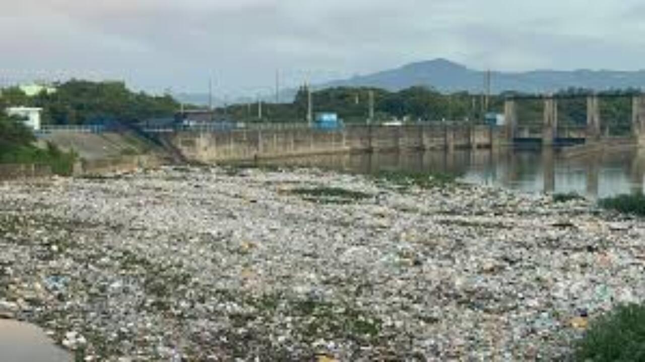 Gran acumulación de basura en el río Yaque del Norte