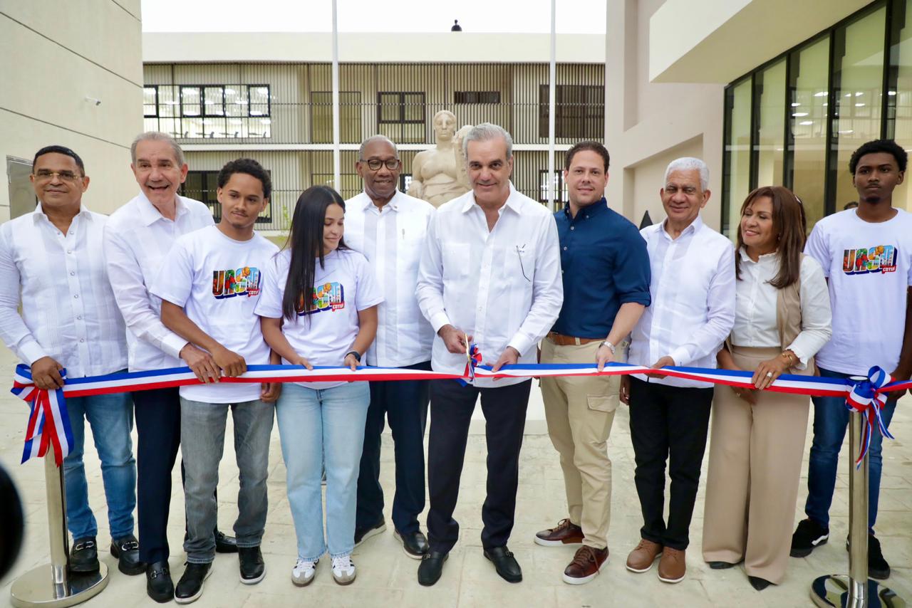 Abinader inaugura Centro Universitario Regional UASD-Cotuí