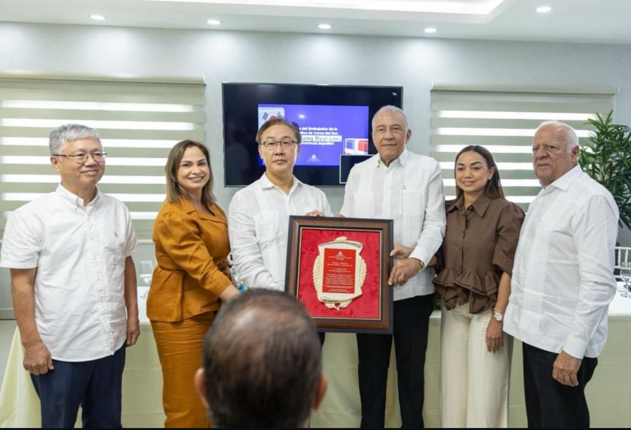 Visita del embajador de Corea del Sur a Shirley López