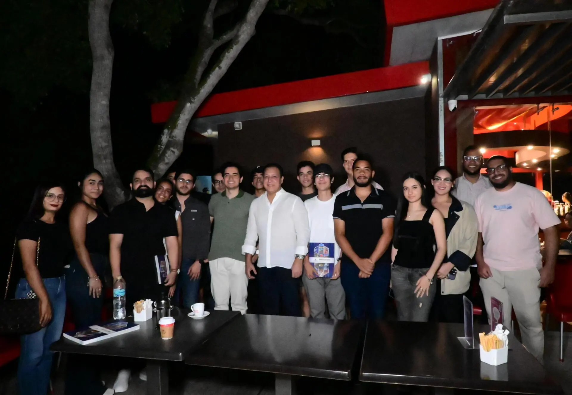 Abel Martínez motiva a estudiantes en Santiago a asumir liderazgo